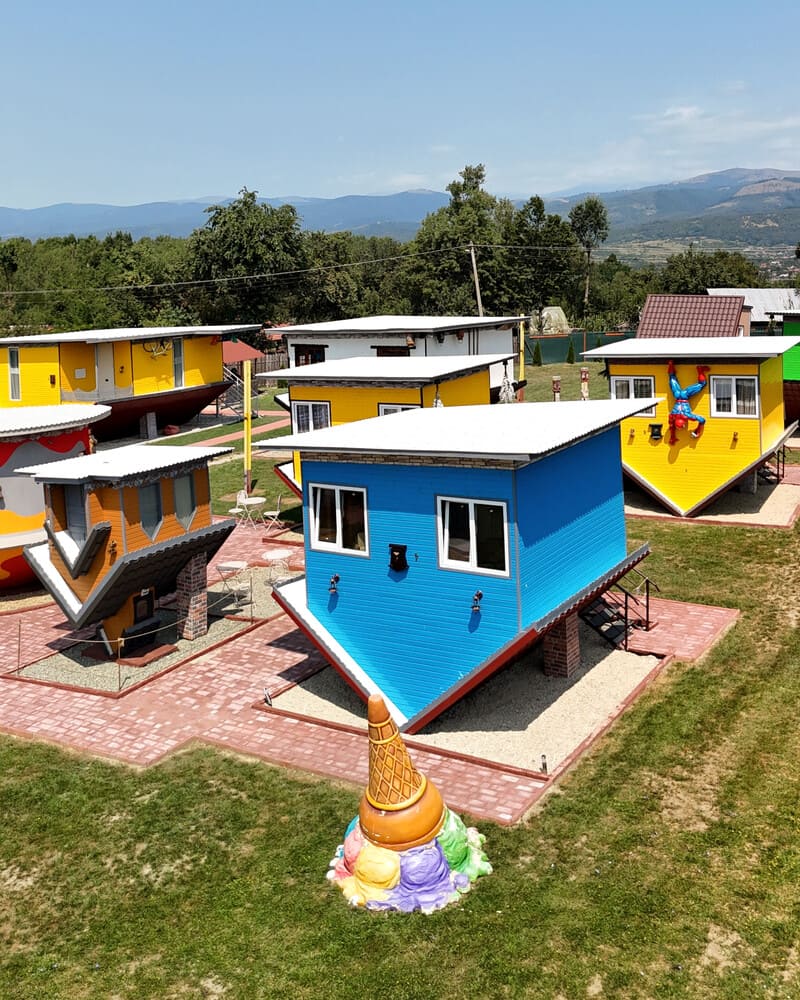 Satul răsturnat - Wel.ro